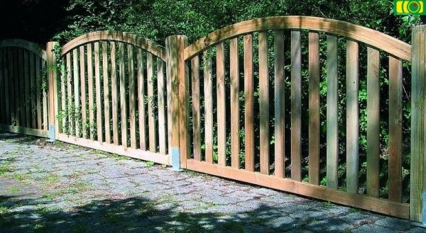 Drewniany płot deskowy z łukiem